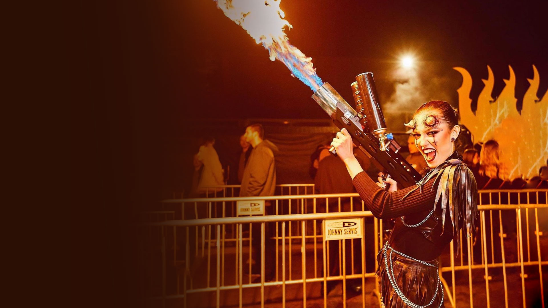 Handheld flamethrowers: impressive fire effect - Aliatrix